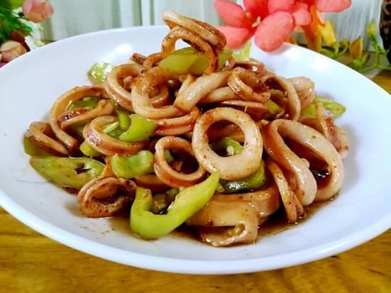 青椒炒鱿鱼圈怎么做_鱿鱼圈炒多久才嫩-第3张图片-山城妙识 青椒炒鱿鱼圈怎么做_鱿鱼圈炒多久才嫩-第3张图片-山城妙识