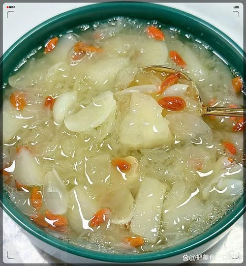 银耳莲子羹怎么做最好_银耳莲子羹要炖多久-第3张图片-山城妙识