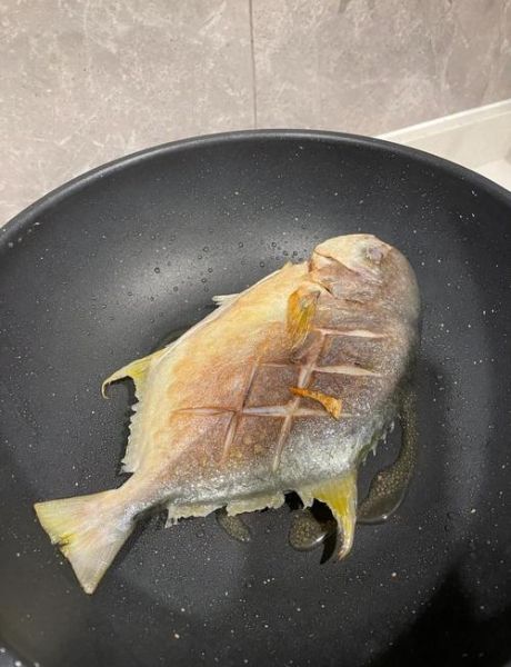 煎鲳鱼怎么不粘锅_煎鲳鱼用大火还是小火-第2张图片-山城妙识