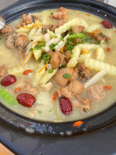 砂锅鸡块怎么做_砂锅鸡块需要焯水吗-第1张图片-山城妙识 砂锅鸡块怎么做_砂锅鸡块需要焯水吗-第1张图片-山城妙识