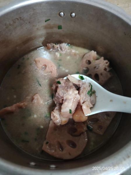 猪手煲莲藕汤怎么做_猪手莲藕汤要焯水吗-第2张图片-山城妙识