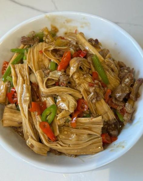 青椒腐竹炒肉怎么做_青椒腐竹炒肉热量高吗-第1张图片-山城妙识