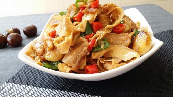 青椒腐竹炒肉怎么做_青椒腐竹炒肉热量高吗-第2张图片-山城妙识