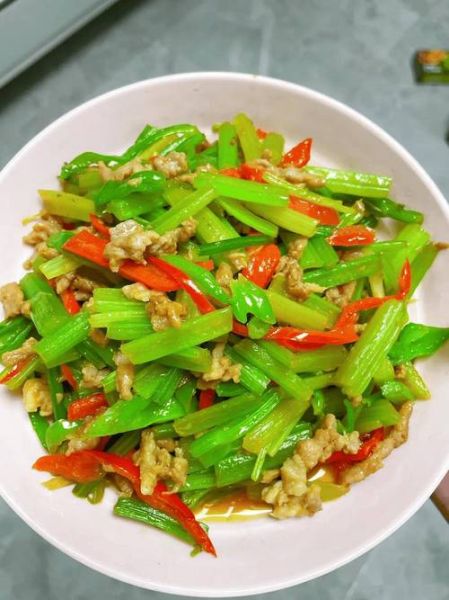 芹菜炒肉怎么炒才好吃_家常芹菜炒肉的做法-第2张图片-山城妙识