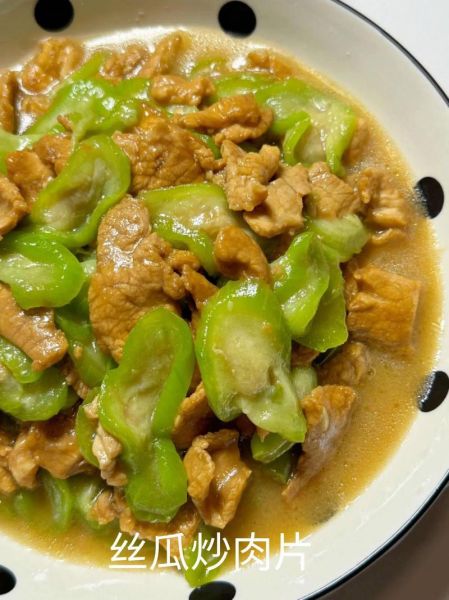 肉炒丝瓜怎么炒才好吃_丝瓜炒肉要不要焯水-第1张图片-山城妙识
