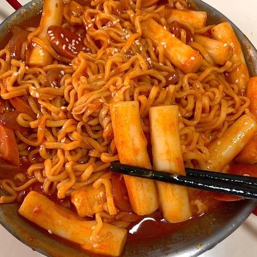 韩国拉面炒年糕怎么做_韩式年糕拉面做法-第1张图片-山城妙识