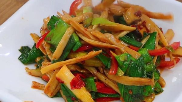 杏鲍菇蒜苗炒肉丝怎么做_杏鲍菇蒜苗炒肉丝的家常做法-第2张图片-山城妙识