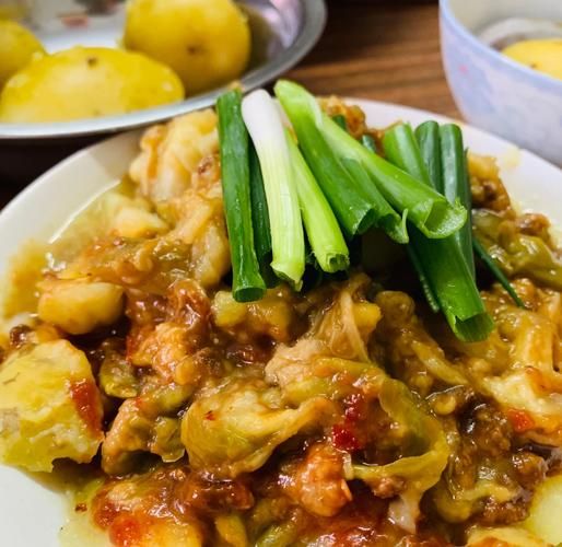 土豆拌茄子怎么做_土豆拌茄子需要焯水吗-第1张图片-山城妙识