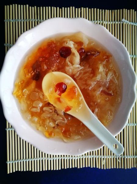 银耳羹的功效与作用_银耳羹怎么做才出胶-第2张图片-山城妙识