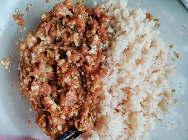 鸡肉馅饺子配什么菜好吃_鸡肉饺子馅怎么调才嫩-第2张图片-山城妙识