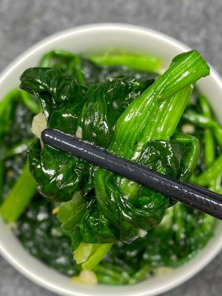 蒜蓉菠菜怎么做好吃_蒜蓉菠菜焯水几分钟-第2张图片-山城妙识