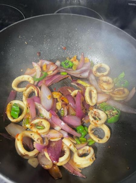 洋葱鱿鱼圈怎么炒好吃_家常做法步骤-第1张图片-山城妙识