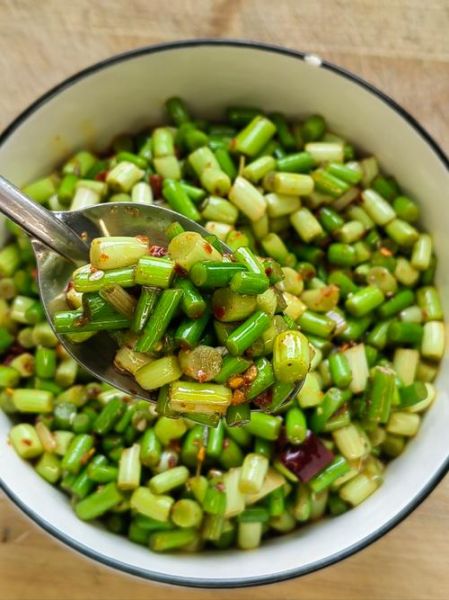 凉拌蒜苔怎么做好吃_蒜苔焯水几分钟才脆-第1张图片-山城妙识