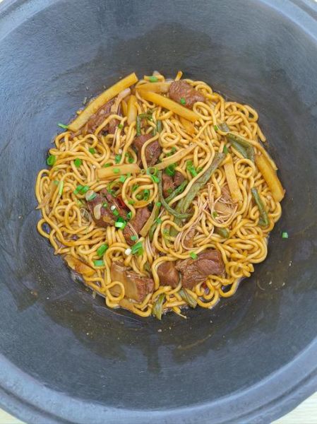 铁锅焖面怎么做才好吃_铁锅焖面用什么面条最好-第3张图片-山城妙识