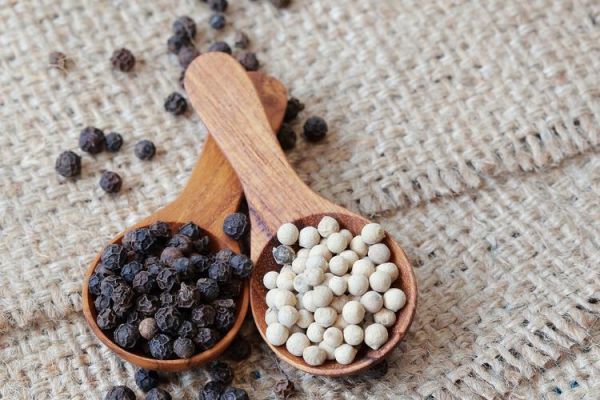 白胡椒和黑胡椒的区别_哪个更适合炖肉-第2张图片-山城妙识
