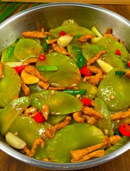 莴笋炒肉片怎么做_莴笋炒肉片先炒肉还是先炒莴笋-第2张图片-山城妙识