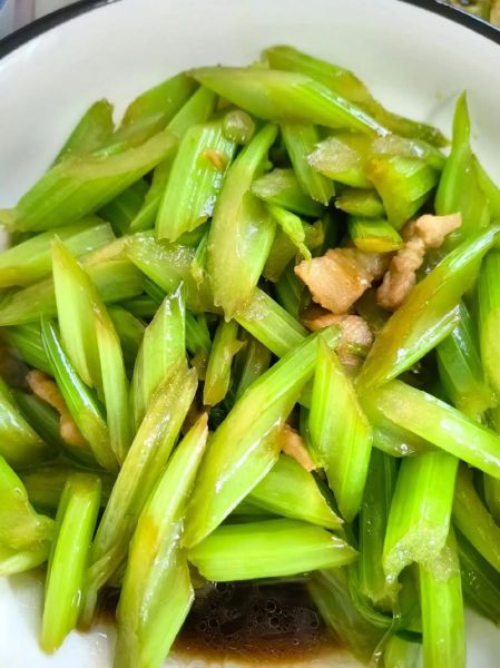 香芹降血压吗_香芹怎么吃最营养-第2张图片-山城妙识 香芹降血压吗_香芹怎么吃最营养-第2张图片-山城妙识