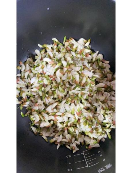 槐花麦饭怎么做_槐花麦饭的做法窍门-第1张图片-山城妙识