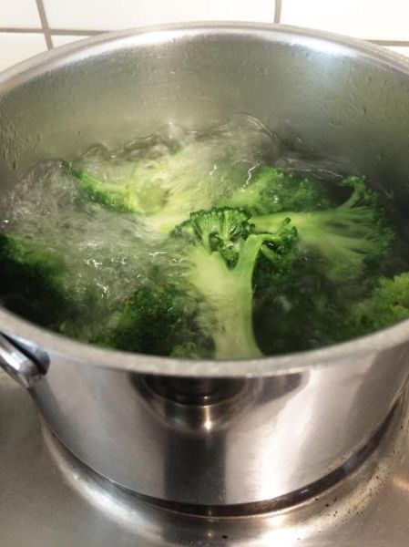 西兰花焯水后还要过冷水吗_焯水后过冷水的作用-第1张图片-山城妙识 西兰花焯水后还要过冷水吗_焯水后过冷水的作用-第1张图片-山城妙识