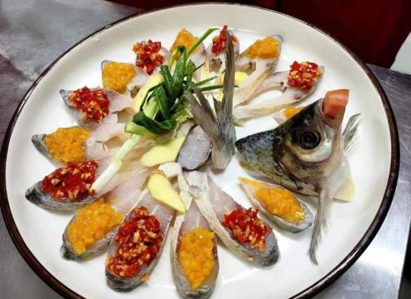 剁椒孔雀开屏鱼怎么做_剁椒孔雀开屏鱼蒸多久-第2张图片-山城妙识