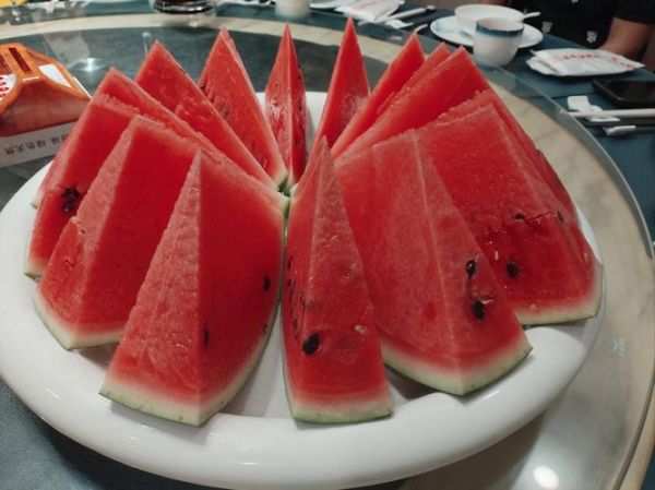 西瓜创意水果拼盘怎么做_适合夏天宴客吗-第3张图片-山城妙识