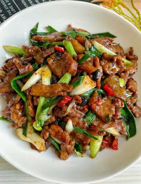 蒜苗炒猪肉怎么炒好吃_蒜苗炒猪肉用哪个部位肉-第1张图片-山城妙识