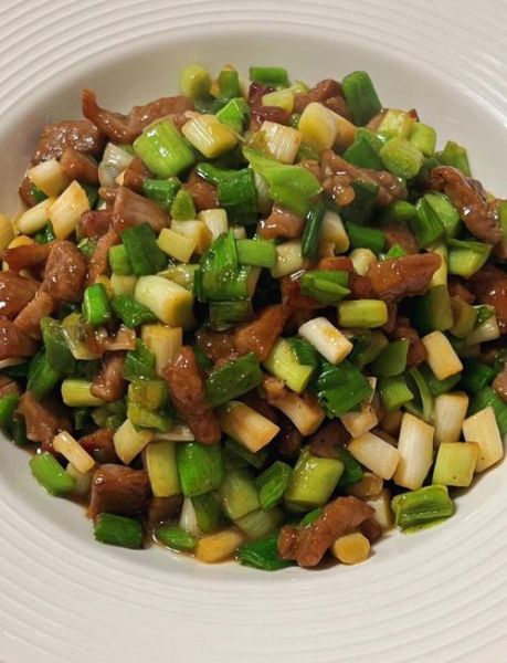 蒜苗炒猪肉怎么炒好吃_蒜苗炒猪肉用哪个部位肉-第2张图片-山城妙识