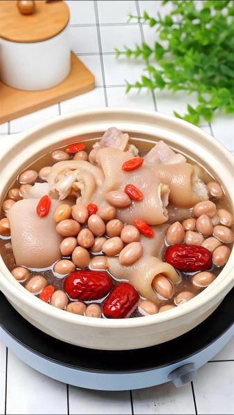 花生炖猪蹄的做法窍门_如何让猪蹄软糯不腥-第2张图片-山城妙识