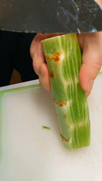 莴笋怎么去皮_莴笋去皮图解步骤-第2张图片-山城妙识