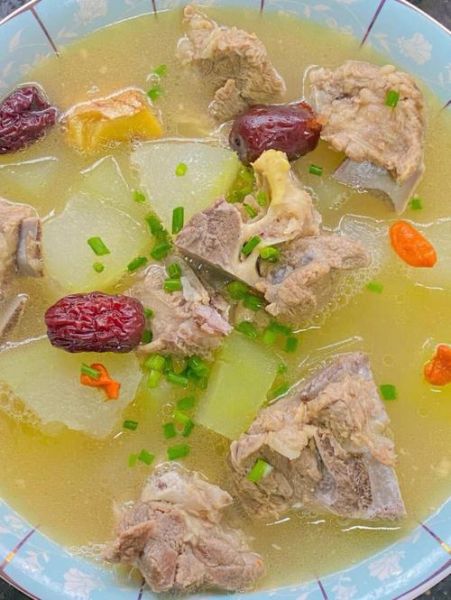 清炖排骨冬瓜怎么做_冬瓜排骨汤要不要焯水-第1张图片-山城妙识