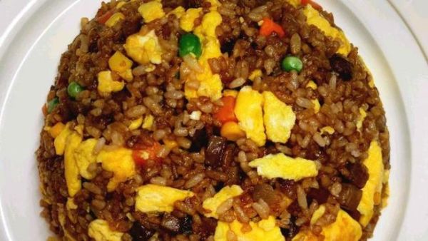 腊肠酱油炒饭怎么做_腊肠酱油炒饭的家常做法-第1张图片-山城妙识
