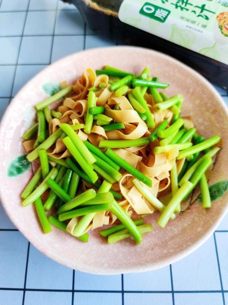 豆腐和蒜苔怎么炒好吃_家常豆腐蒜苔做法大全-第1张图片-山城妙识