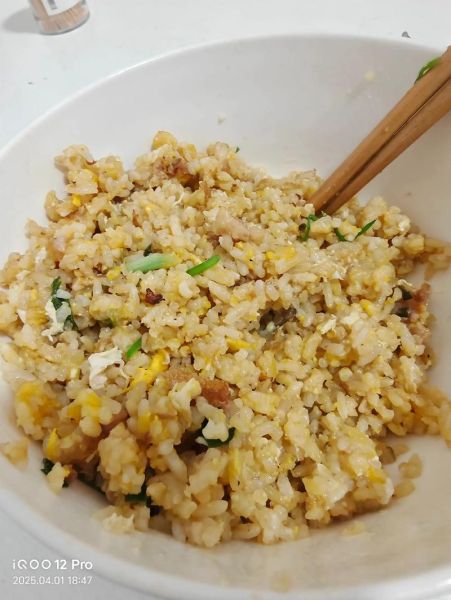 黄金鸡蛋炒饭怎么做_黄金蛋炒饭不粘锅技巧-第2张图片-山城妙识