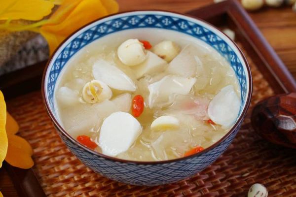 莲子百合雪梨银耳汤的做法_润肺止咳效果好吗-第2张图片-山城妙识