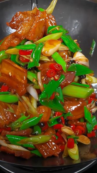 蒜头炒肉怎么炒才香_蒜头炒肉用几瓣蒜-第1张图片-山城妙识 蒜头炒肉怎么炒才香_蒜头炒肉用几瓣蒜-第1张图片-山城妙识