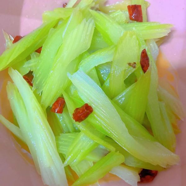 凉拌西芹怎么做才脆_凉拌西芹用焯水吗-第3张图片-山城妙识