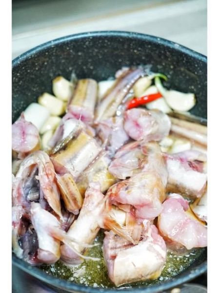 海鲶鱼怎么做好吃_海鲶鱼最简单的家常做法-第1张图片-山城妙识