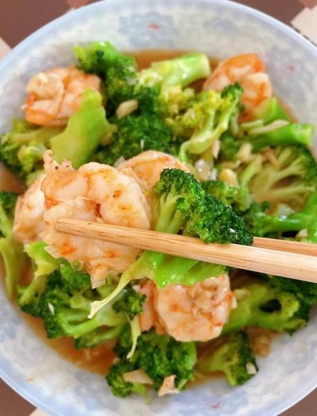 西兰花炒虾仁怎么炒好吃_西兰花炒虾仁焯水几分钟-第3张图片-山城妙识