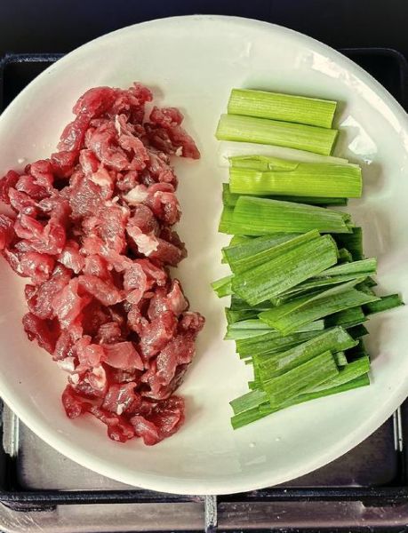 蒜苗炒牛肉怎么做_蒜苗牛肉怎么炒才嫩-第2张图片-山城妙识 蒜苗炒牛肉怎么做_蒜苗牛肉怎么炒才嫩-第2张图片-山城妙识