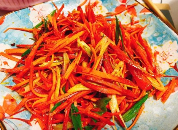 凉拌胡萝卜怎么做_凉拌胡萝卜要不要焯水-第2张图片-山城妙识