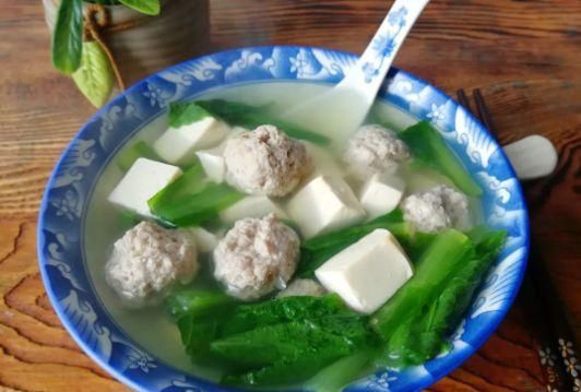 白菜豆腐丸子汤怎么做_白菜豆腐丸子汤热量高吗-第1张图片-山城妙识