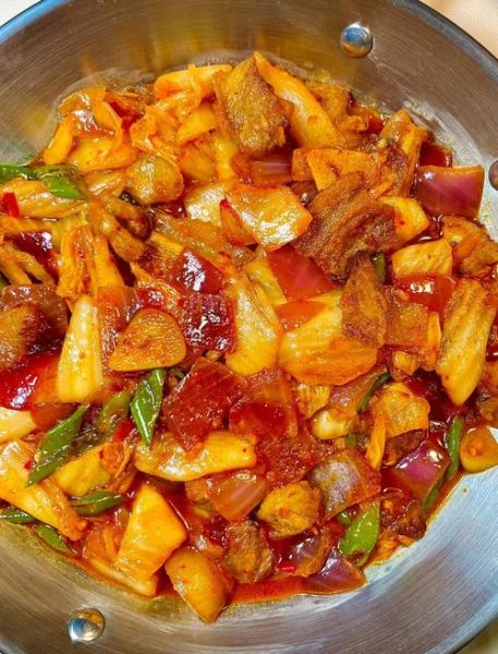 辣白菜炒五花肉怎么做好吃_辣白菜五花肉做法窍门-第1张图片-山城妙识