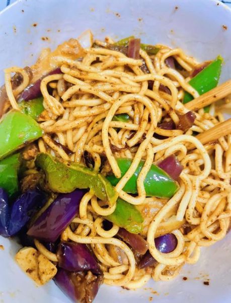 茄子焖面热量_减肥能吃吗-第1张图片-山城妙识 茄子焖面热量_减肥能吃吗-第1张图片-山城妙识