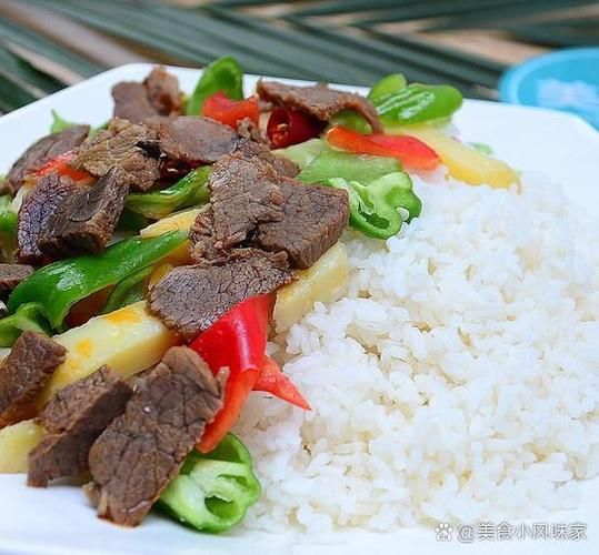 葱爆牛肉盖浇饭怎么做_葱爆牛肉盖浇饭热量高吗-第1张图片-山城妙识
