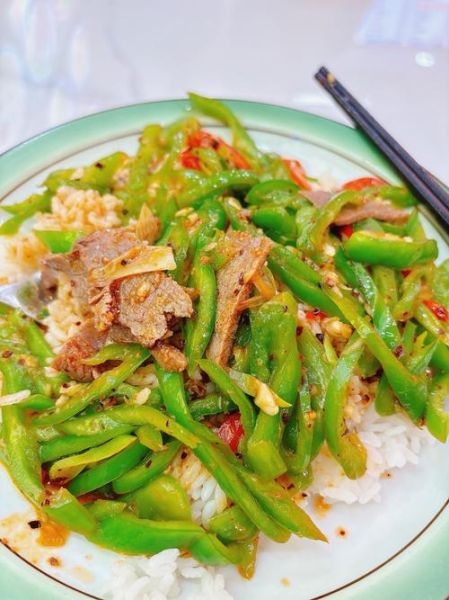 葱爆牛肉盖浇饭怎么做_葱爆牛肉盖浇饭热量高吗-第3张图片-山城妙识