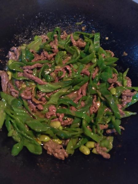 青椒炒牛肉怎么炒才嫩_牛肉不老的小窍门-第3张图片-山城妙识