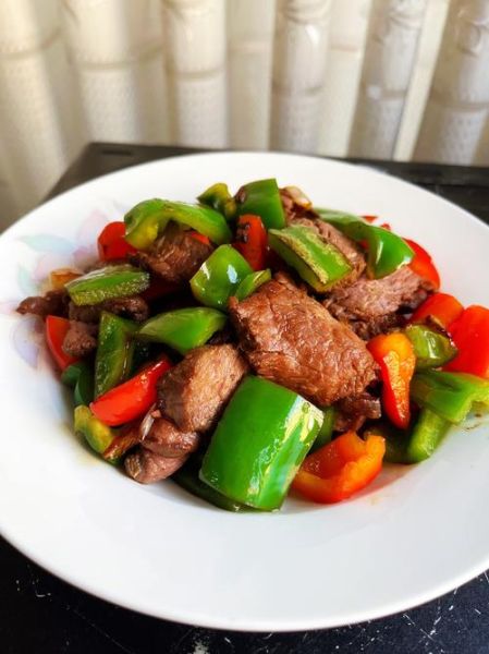青椒炒牛肉怎么炒才嫩_牛肉不老的小窍门-第1张图片-山城妙识