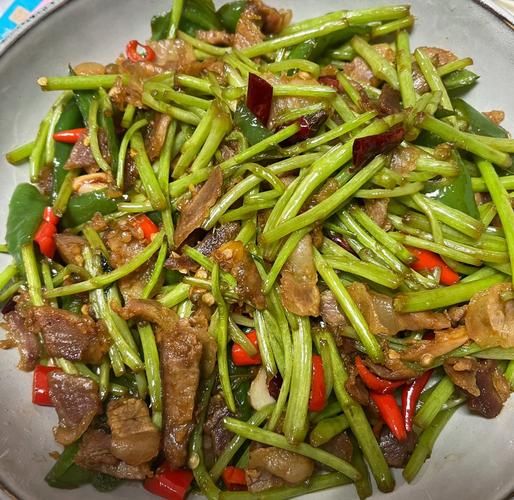 藜蒿怎么做好吃_藜蒿炒腊肉的做法窍门-第1张图片-山城妙识