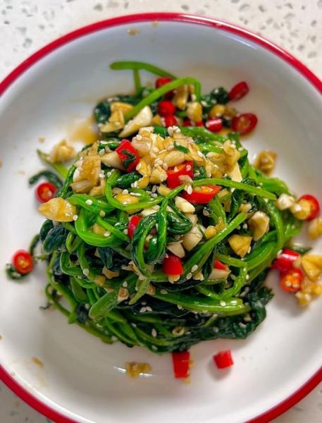 蒜蓉菠菜怎么炒好吃_蒜蓉菠菜焯水几分钟-第2张图片-山城妙识