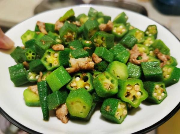 肉炒秋葵怎么炒才好吃_秋葵炒肉要不要焯水-第1张图片-山城妙识 肉炒秋葵怎么炒才好吃_秋葵炒肉要不要焯水-第1张图片-山城妙识